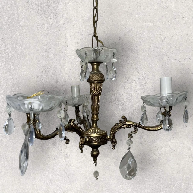 ANCIEN LUSTRE 3 FEUX en BRONZE et PAMPILLES - A Restaurer EUR 40,00 ... ANCIEN LUSTRE 3 FEUX en BRONZE et PAMPILLES - A Restaurer EUR 40,00 ...