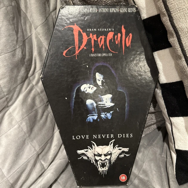 BRAM STOKER'S DRACULA Gift Box (Video, Book and Badge) (VHS, 1993) £20. ...