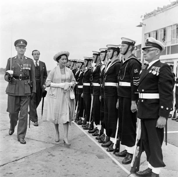 PRINCESS MARGARET ARRIVES At Jersey Airport 1950s OLD PHOTO 5 $8.50 ...