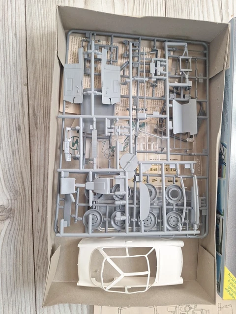 TRABANT 601 S Trabbi 1:24 Modelbausatz 7334 Vintage Vollständig Mit OVP Original EUR 9,50 ...