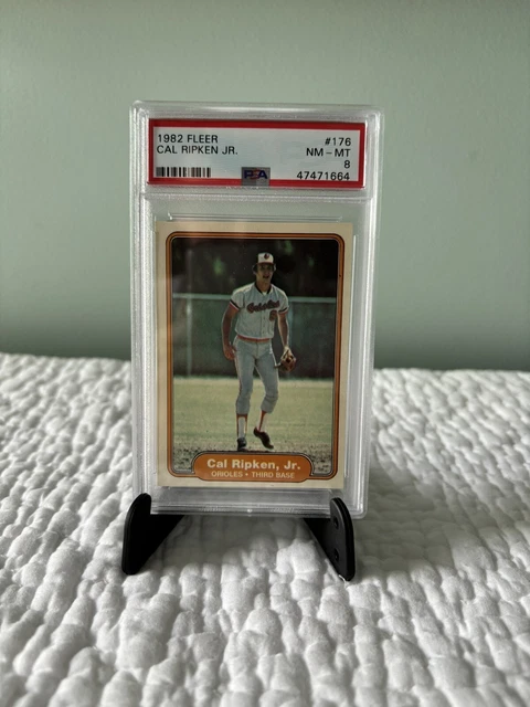1982 FLEER #176 Cal Ripken Jr. Carta da baseball Rookie PSA 8 quasi ... 1982 FLEER #176 Cal Ripken Jr. Carta da baseball Rookie PSA 8 quasi ...
