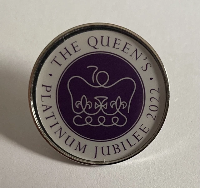 THE QUEENS PLATINUM Jubilee 2022 Royal Souvenir Pin Badge NEW 70 Years ...