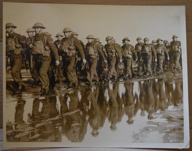 WW2 ORIGINAL PRESS photo British Home Defence men route march Hampshire ...