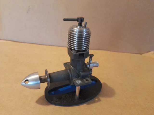 VINTAGE ENGLISH MILLS 2.4cc Deisel Model Engine. 1948 - 51 Serial 46800 ...