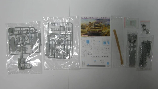 UMKARTON HAT SCHRAMMEN/DELLEN, kleinen Schmutz an den Rändern der ...