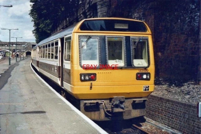 PHOTO CLASS 142 Pacer 2-Car Dmu No 142 022 At Exeter (Central) In A Neo ...