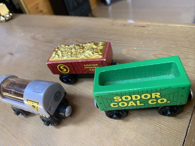 THOMAS THE TANK Engine Wooden Railway Trains Coal Car Oil Car Gold Car ...