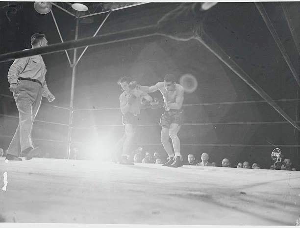 JOE LOUIS AND Billy Conn In Boxing Action 1941 Old Boxing Photo $9.00 ...