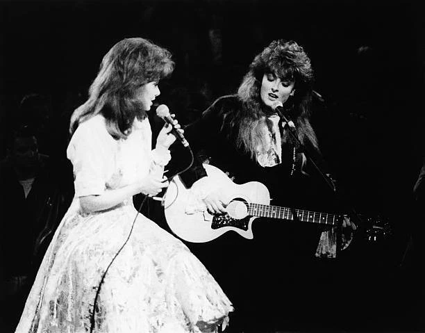 WYNONNA JUDD AND Naomi Judd And Judds 1989 Singer Music OLD PHOTO $6.87 ...