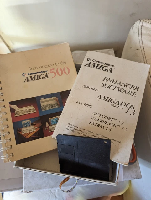 INTRODUZIONE AL COMMODORE Amiga 500 spirale usato e un altro libro EUR ...