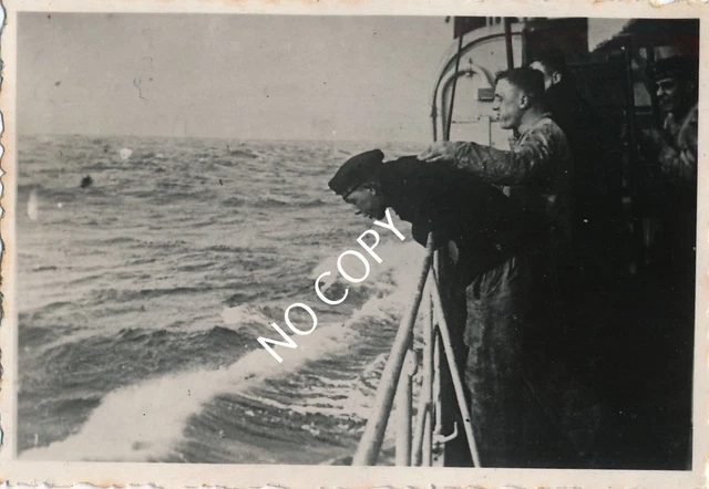 FOTO WK2 KRIEGSMARINE Matrose übergibt sich auf Deck X161 EUR 34,90 ...
