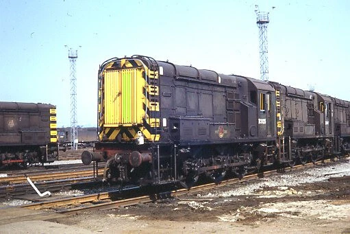 ORIGINAL COLOUR SLIDE of D3125 BR class 08 diesel shunter loco £4.99 ...