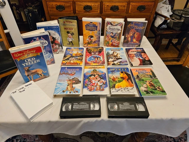 LOT DE 18 cassettes VHS vintage Walt Disney longs métrages d'animation ...