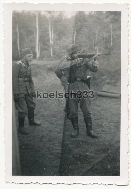 FOTO FALLSCHIRMJÄGER DER Luftwaffe schießt mit der Maschinenpistole MP ...