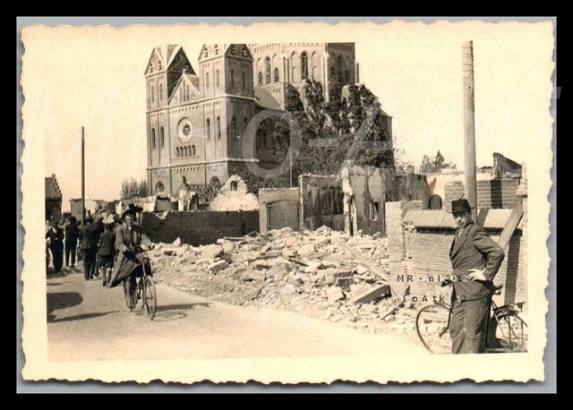 FOTO WK2 NACHL. Fallsch.jäg. H.Kalischewsky, Franzosen vor einer Kirche ...
