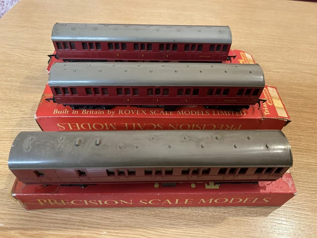 TRI-ANG R120 (1) & R121 (2) Suburban Composite Coaches (Maroon). OO. £ ...