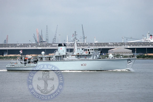 ROYAL NAVY HUNT Class Minesweeper HMS COTTESMORE (M32) - 6x4 (10x15 ...