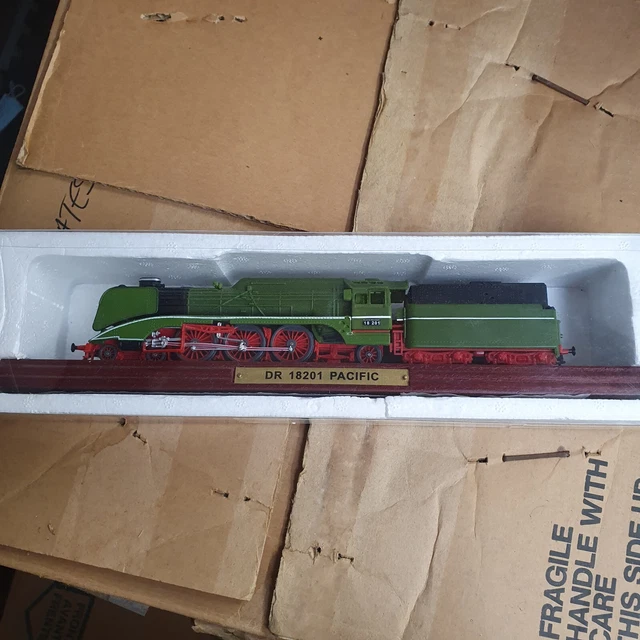 ATLAS EDITIONS DR 18201 Pacific Static Locomotive Train Model on Plinth ...