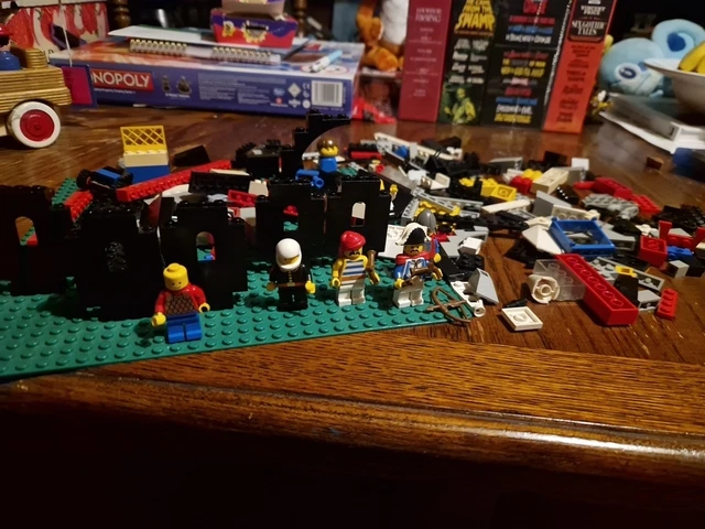 LEGO BUNDLE. FEARURING General Broadside And Knights From Lego System ...