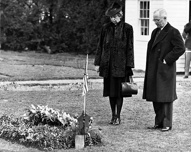 HARRY TRUMAN AND Eleanor Roosevelt At Fdr'S Grave Old Photo $9.00 ... HARRY TRUMAN AND Eleanor Roosevelt At Fdr'S Grave Old Photo $9.00 ...