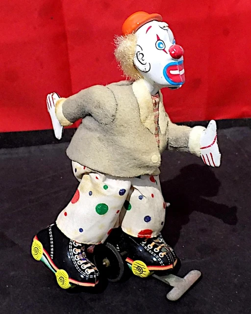 VINTAGE TIN WIND-UP Mechanical White-Face Clown on Roller Skates, T.P.S ...