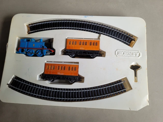 HORNBY R9283 THOMAS and Friends The Tank Engine Train Starter Set ...