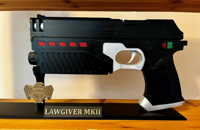 JUDGE DREDD LAWGIVER Replica Display Stand - Lawgiver MK2 £19.99 ...