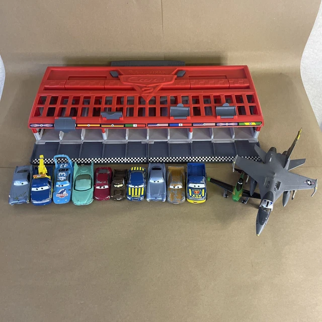 DISNEY PIXAR CARS 2 World Grand Prix Car Launcher Storage Carrying Case ...