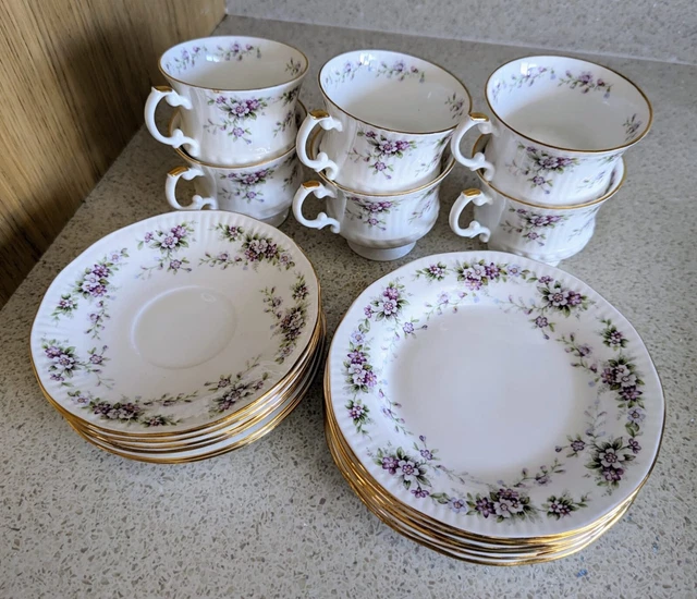 ELIZABETHAN FINE BONE china tea set in Chantilly pattern £45.00 ...