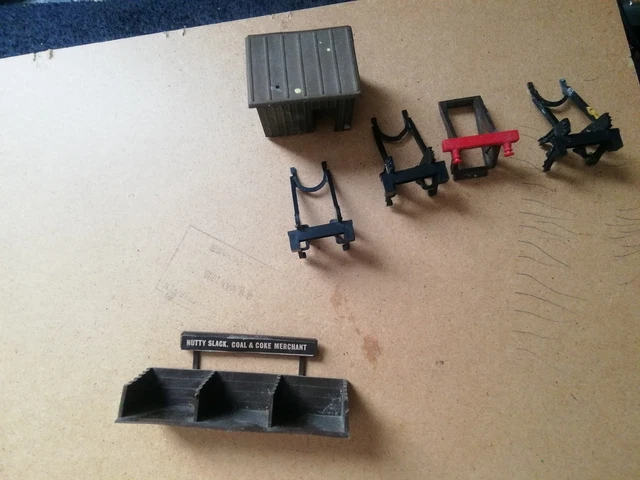 MODEL RAILWAY ACCESSORIES. 4 buffer stops, 1x workman shed and coal ...