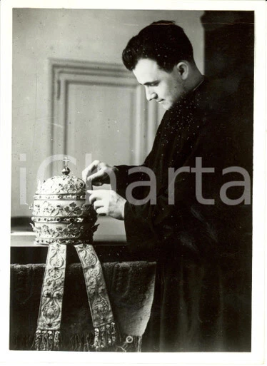 1939 CITTA' DEL VATICANO La tiara per l'incoronazione di papa PIO XII ...
