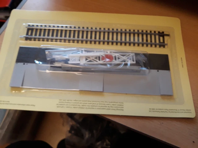 HACHETTE YOUR MODEL Railway Village Level Crossing Single Track £5.00 ...