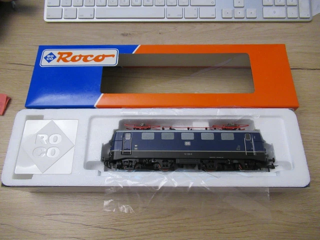 LOCOMOTIVE ÉLECTRIQUE ROCO 43638 BR141 034-9 dans son emballage d ...