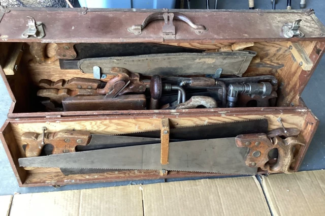 ANTIQUE EAGLE LOCK Co. Metal/Wood Carpenters Tool Box “Loaded” 12 Saws ...