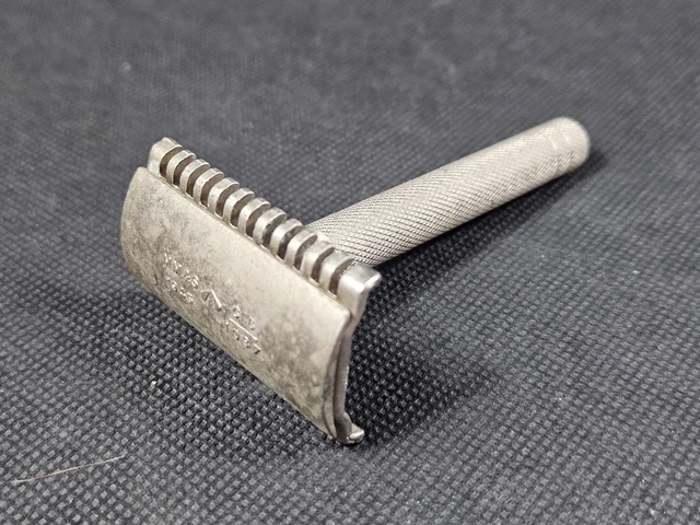 ORIGINAL WW2 DATED British Army Issue Battle Field Safety Razor £7.95 ...