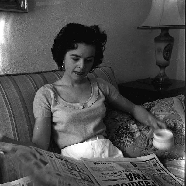 MARY MURPHY POSES in her dressing room 1955 OLD MOVIE PHOTO 5 EUR 6,54 ...