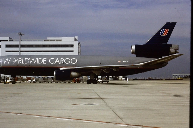 ORIGINAL 35MM COLOUR slide of United Airlines Cargo DC-10-30F N1853U £0 ...