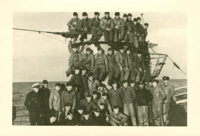 U-BOOT BESATZUNG FÜR Gruppenfoto an Deck auf U-Boot Turm - Kriegsmarine ...