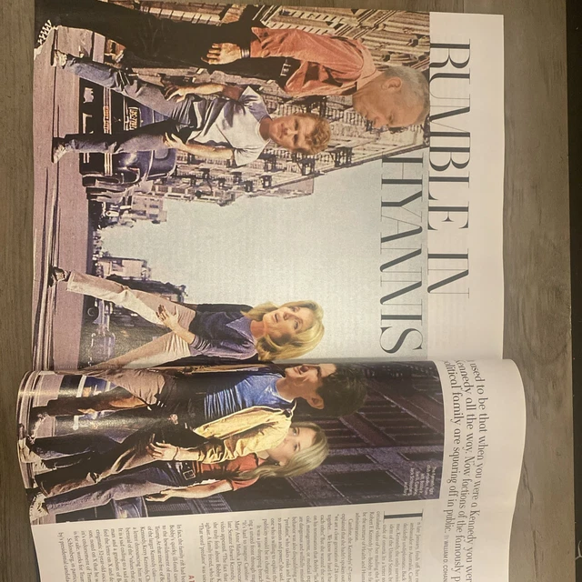 TOWN AND COUNTRY Magazine May 2025 Hannah Einbinder Hollywood Harvard ...