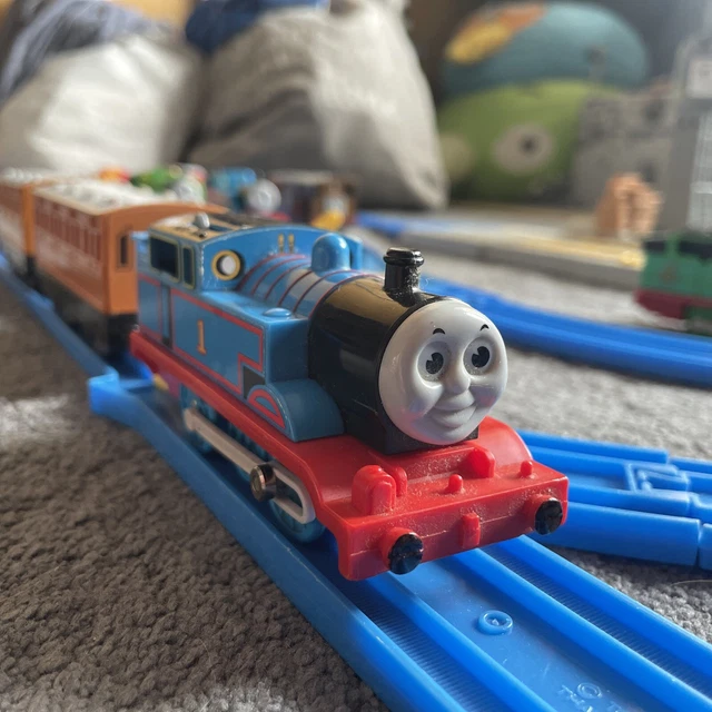 THOMAS AND FRIENDS Tomy Trackmaster Motorised Thomas Plarail With ...