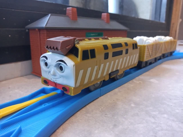 TOMY TRACKMASTER THOMAS the tank engine motorised Diesel 10 train with ...