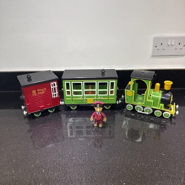POSTMAN PAT GREENDALE Rocket Motorised Train + Carriages + Ajay Figure ...