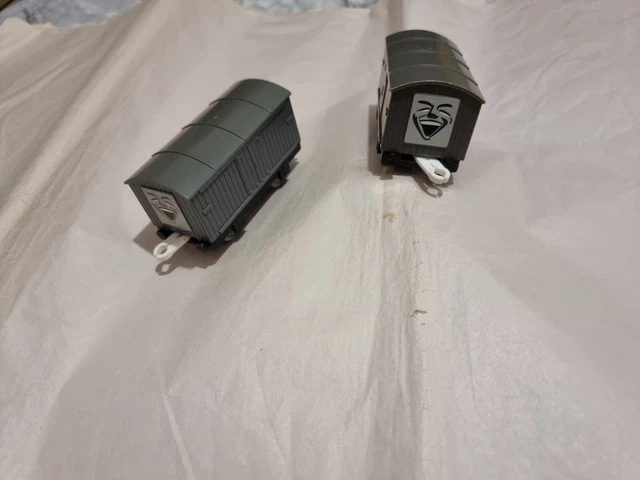 THOMAS THE TANK Engine & Friends TRACKMASTER 2 X TROUBLESOME VANS £8.99 ...