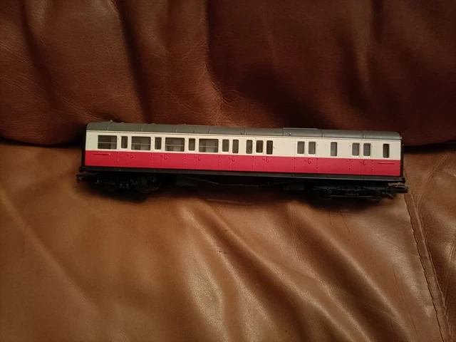 HORNBY THOMAS THE tank engine and friend james brake coach 00 gauge £24 ...