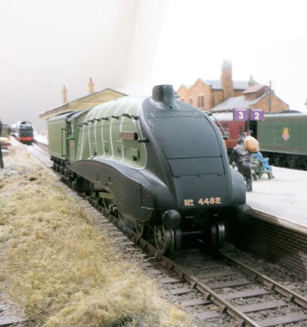 00 GAUGE LNER A4 'Golden Eagle' Bachmann LNER Passenger Green Corridor ...