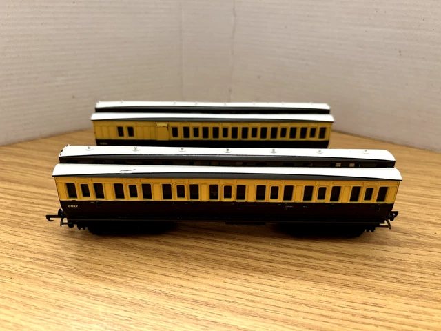 2 X TRI.ANG HORNBY 00 Gauge G.W.R. Composite Coach Clerestory Roof R332 ...