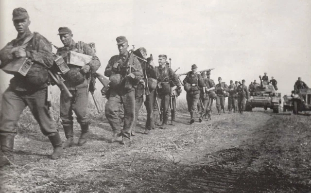 ZWEITER WELTKRIEG FOTO Deutsche Truppen auf dem Marsch, Ostfront ...