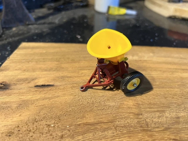 VINTAGE BRITAINS 9538 Seed Spreader - Made In England - 1:32 Scale £5. ...