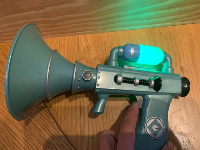 DESPICABLE ME MINIONS Fart Gun Blaster with Sounds and Light Universal ...