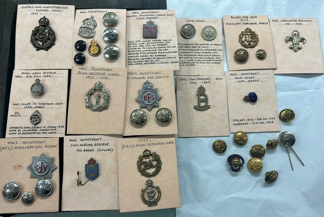 LARGE COLLECTION OF Ww2 Cap Badges And Military Buttons EUR 19,49 ...